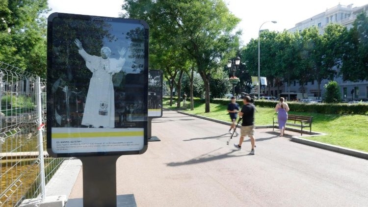 Madrid khai mạc triển lãm ảnh về các chuyến viếng thăm của các giáo ...